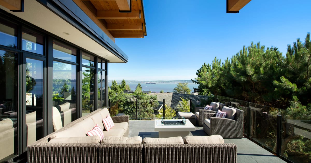 Rise | Patio with Accent Outdoor Lighting by Naikoon Contracting