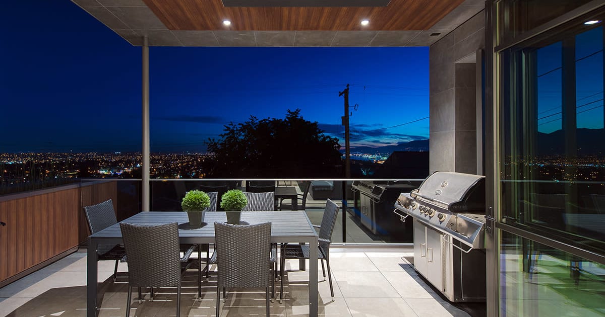 Rise | Patio with Accent Outdoor Lighting by Naikoon Contracting