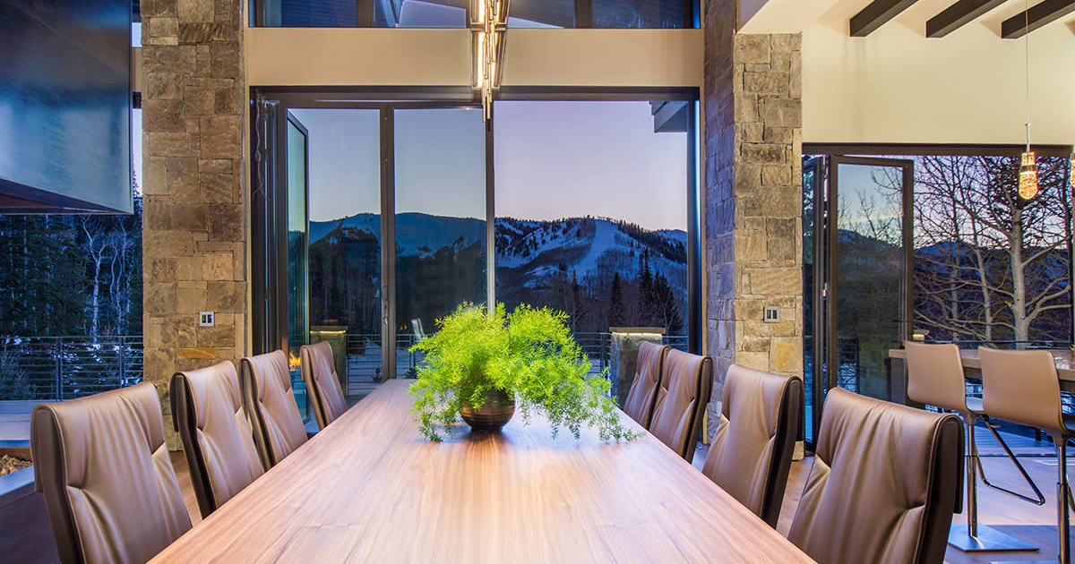 Rise | Dining room with mountain view with Fixed Window by Alpen High ...