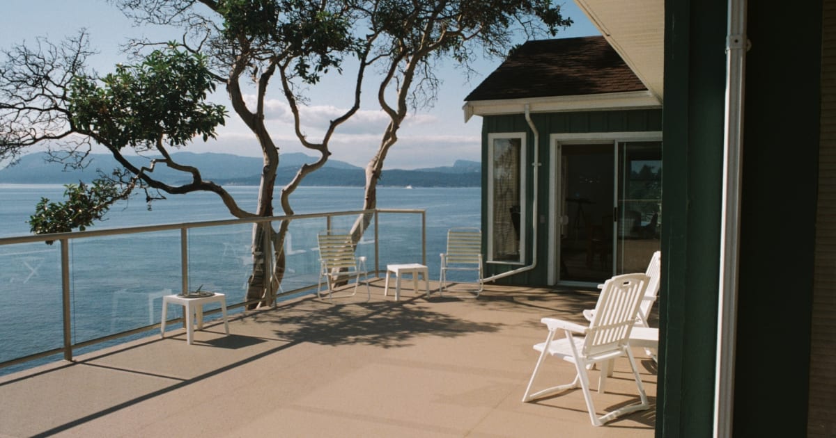 Rise | Waterfront deck with Vinyl Decking by Global Dec-k-ing Systems